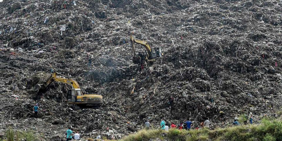 Hopes fade for girl buried in Indian garbage dump | Monitor