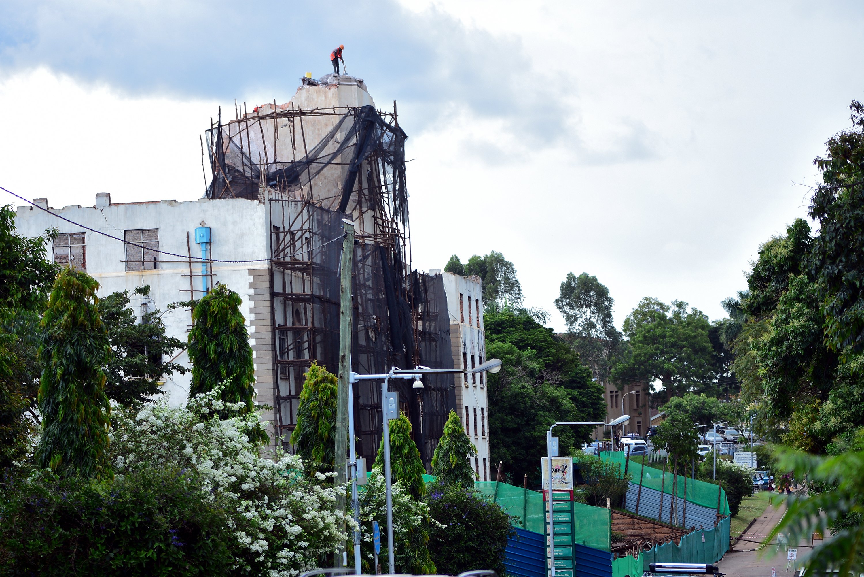 Makerere knocks down its iconic Main Building | Monitor