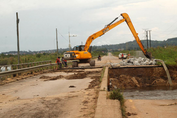 Desperate travelers resort to boats as Katonga Bridge emergency works ...
