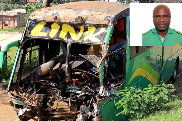 Bus driver dies after crashing into stationary trailer | Monitor