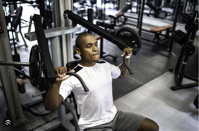 Here is how to properly use a chest press machine | Monitor